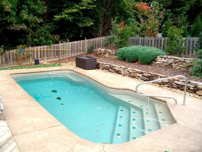 3 Common Repairs for Fiberglass Pools | Tub Tile & Tops